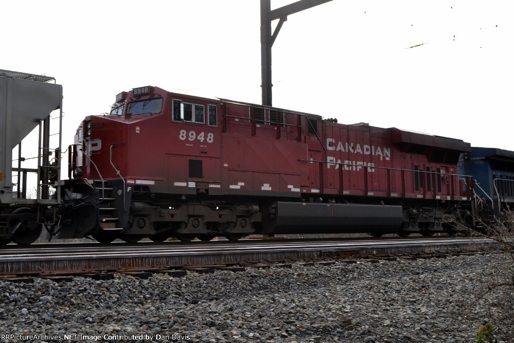 CP ES44AC 8948 trails on K048-27